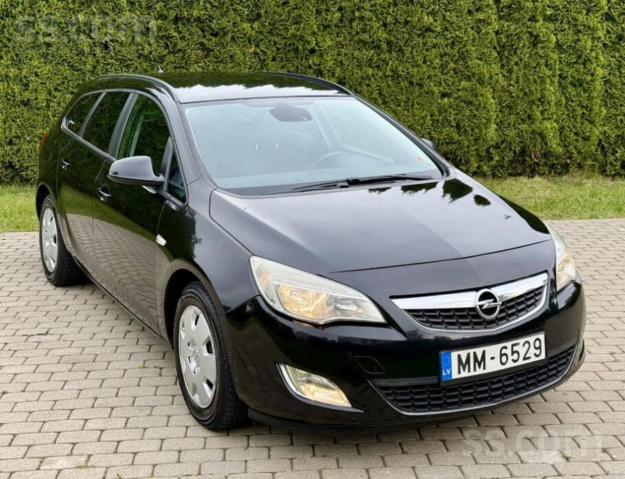 Red Opel Astra 2011 in Riga, with an engine capacity of 1.30 L and mileage of 358 thousand km for 1890 €, photo 1 on AUTOMOTO.COM.LV
