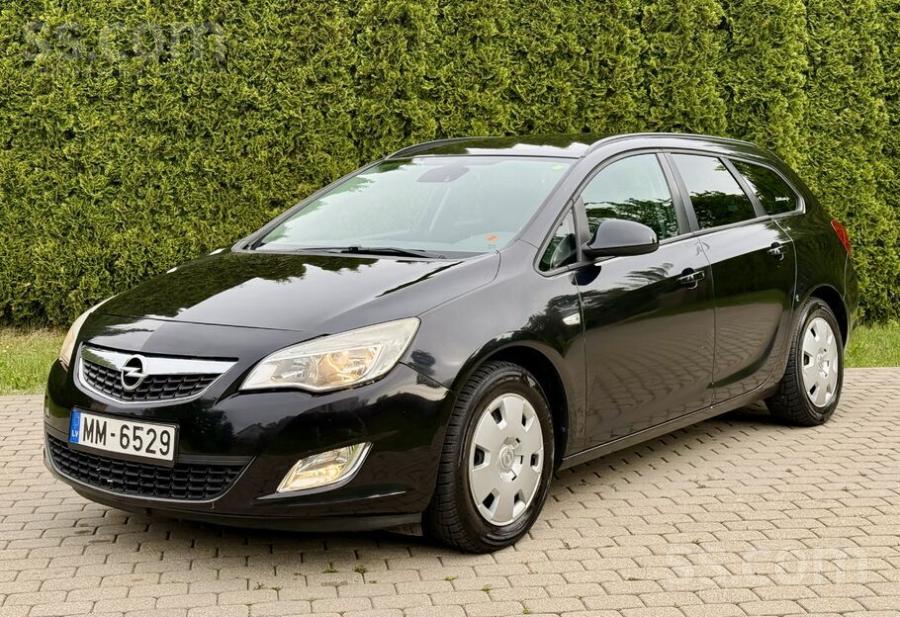 Red Opel Astra 2011 in Riga, with an engine capacity of 1.30 L and mileage of 358 thousand km for 1890 €, photo 3 on AUTOMOTO.COM.LV