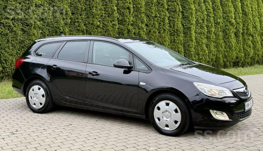 Red Opel Astra 2011 in Riga, with an engine capacity of 1.30 L and mileage of 358 thousand km for 1890 €, photo 4 on AUTOMOTO.COM.LV