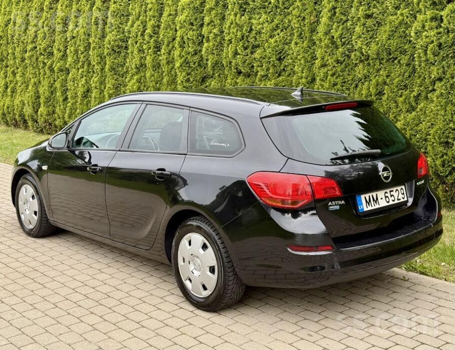 Red Opel Astra 2011 in Riga, with an engine capacity of 1.30 L and mileage of 358 thousand km for 1890 €, photo 7 on AUTOMOTO.COM.LV