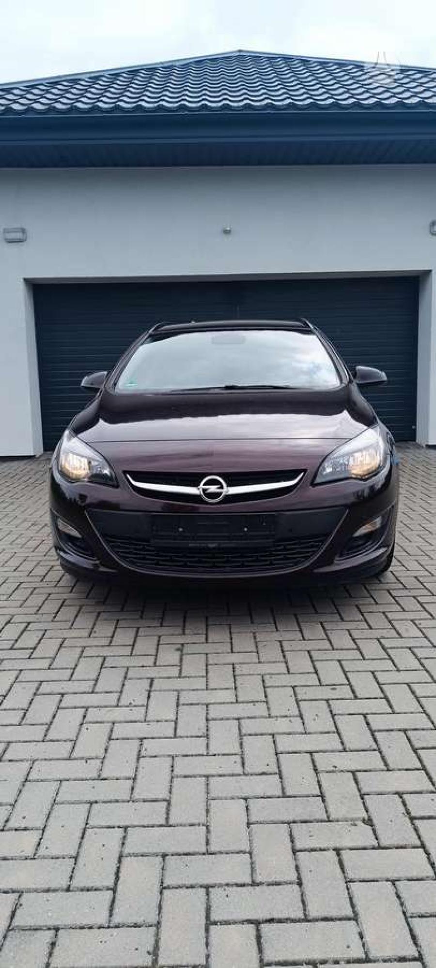 Red Opel Astra 2013 in Alytus, with an engine capacity of 1.69 L and mileage of 230 thousand km for 3250 €, photo 1 on AUTOMOTO.COM.LV