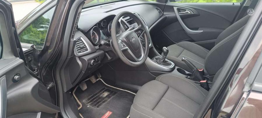 Red Opel Astra 2013 in Alytus, with an engine capacity of 1.69 L and mileage of 230 thousand km for 3250 €, photo 8 on AUTOMOTO.COM.LV