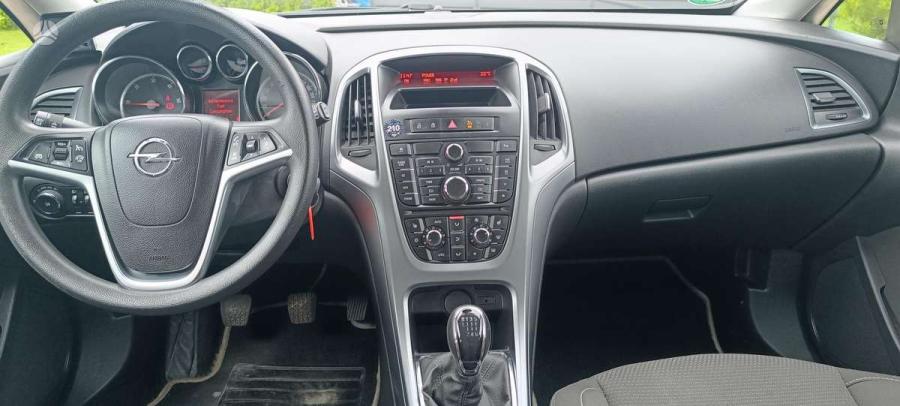 Red Opel Astra 2013 in Alytus, with an engine capacity of 1.69 L and mileage of 230 thousand km for 3250 €, photo 9 on AUTOMOTO.COM.LV