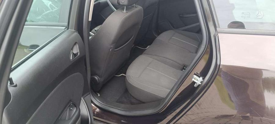 Red Opel Astra 2013 in Alytus, with an engine capacity of 1.69 L and mileage of 230 thousand km for 3250 €, photo 12 on AUTOMOTO.COM.LV