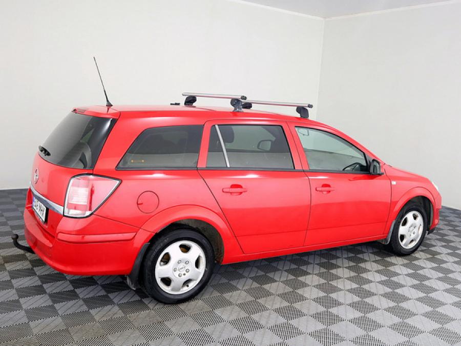 Red Opel Astra 2013 in Tallinn, with an engine capacity of 1.60 L and mileage of 243 thousand km for 1699 €, photo 4 on AUTOMOTO.COM.LV