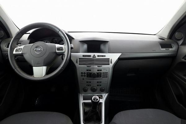 Red Opel Astra 2013 in Tallinn, with an engine capacity of 1.60 L and mileage of 243 thousand km for 1699 €, photo 5 on AUTOMOTO.COM.LV