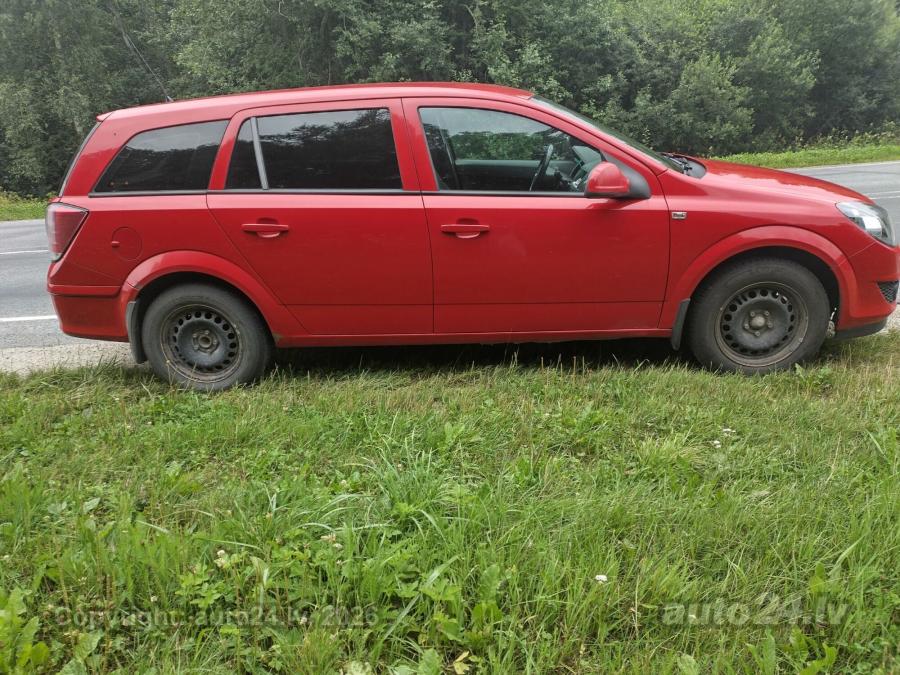 Red Opel Astra 2013 in Tallinn, with an engine capacity of 1.60 L and mileage of 409 thousand km for 1999 €, photo 5 on AUTOMOTO.COM.LV