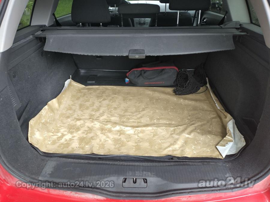 Red Opel Astra 2013 in Tallinn, with an engine capacity of 1.60 L and mileage of 409 thousand km for 1999 €, photo 10 on AUTOMOTO.COM.LV
