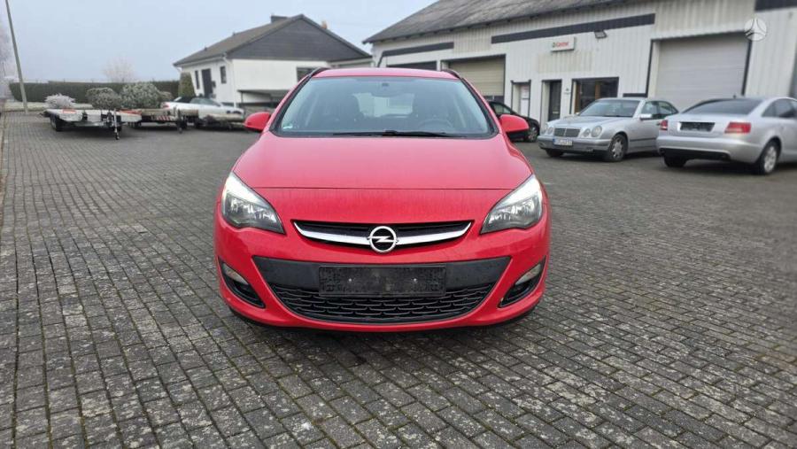 Red Opel Astra 2014 in Jurbarkas, with an engine capacity of 1.96 L and mileage of 243 thousand km for 3700 €, photo 1 on AUTOMOTO.COM.LV