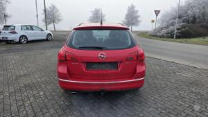 Red Opel Astra 2014 in Jurbarkas, with an engine capacity of 1.96 L and mileage of 243 thousand km for 3700 €, photo 4 on AUTOMOTO.COM.LV