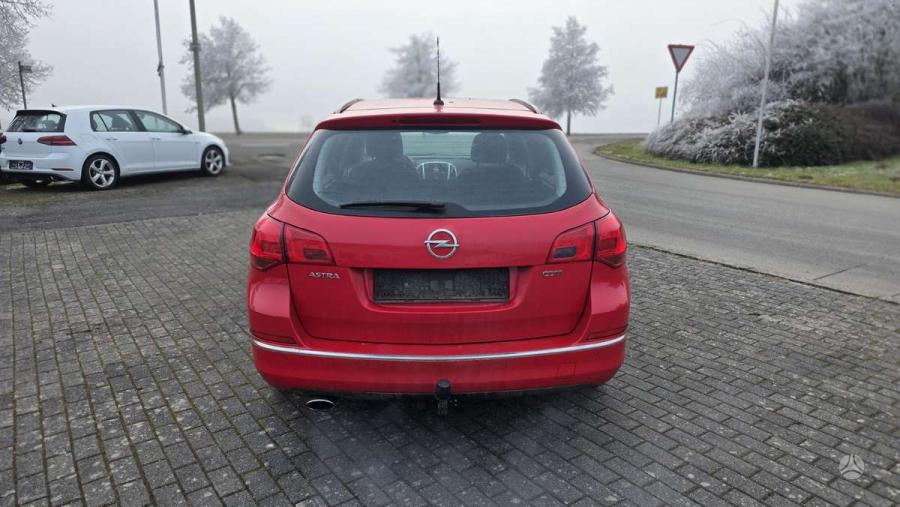 Red Opel Astra 2014 in Jurbarkas, with an engine capacity of 1.96 L and mileage of 243 thousand km for 3700 €, photo 4 on AUTOMOTO.COM.LV
