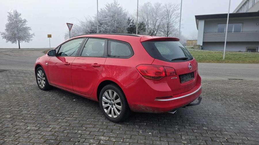 Red Opel Astra 2014 in Jurbarkas, with an engine capacity of 1.96 L and mileage of 243 thousand km for 3700 €, photo 5 on AUTOMOTO.COM.LV