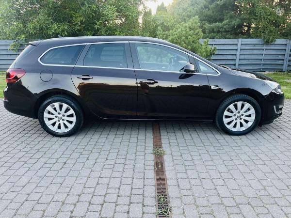Red Opel Astra 2014 in Marijampole, with an engine capacity of 1.96 L and mileage of 169 thousand km for 4450 €, photo 5 on AUTOMOTO.COM.LV