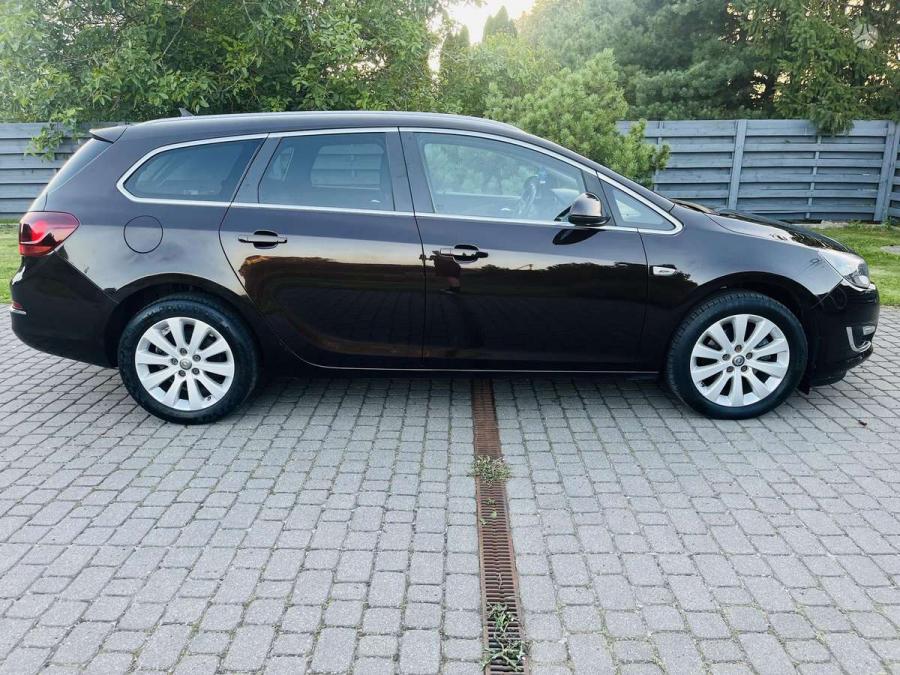 Red Opel Astra 2014 in Marijampole, with an engine capacity of 1.96 L and mileage of 169 thousand km for 4450 €, photo 5 on AUTOMOTO.COM.LV