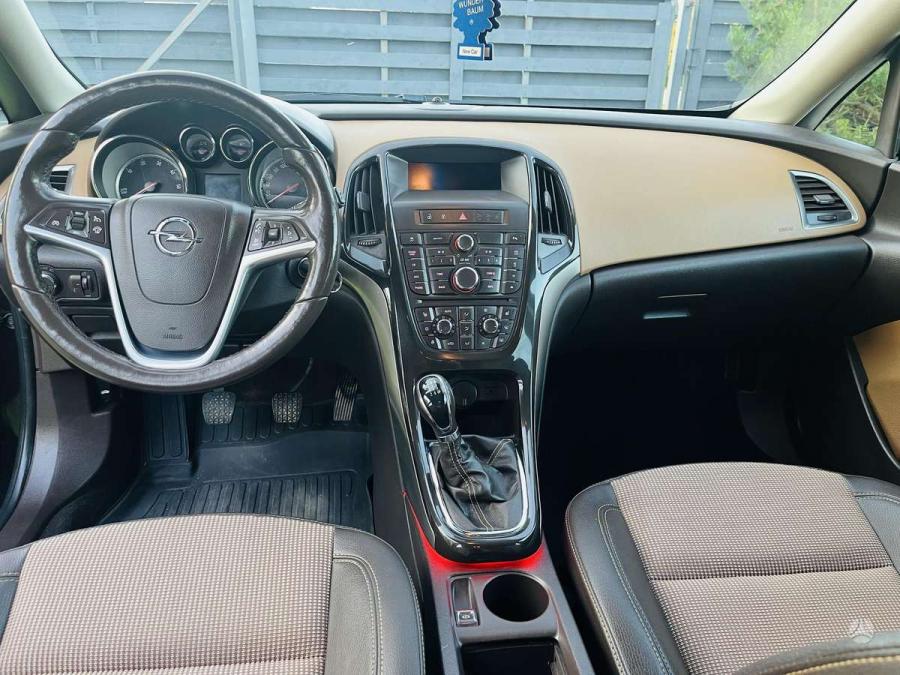 Red Opel Astra 2014 in Marijampole, with an engine capacity of 1.96 L and mileage of 169 thousand km for 4450 €, photo 8 on AUTOMOTO.COM.LV