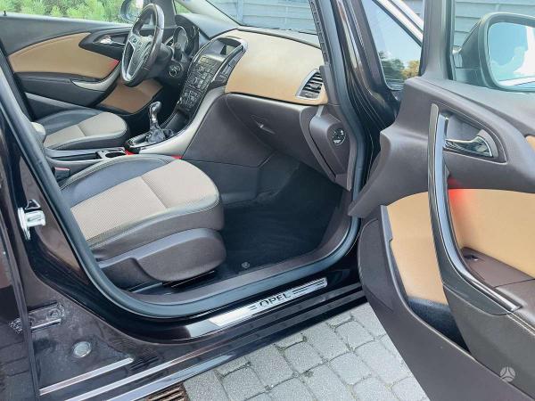 Red Opel Astra 2014 in Marijampole, with an engine capacity of 1.96 L and mileage of 169 thousand km for 4450 €, photo 10 on AUTOMOTO.COM.LV
