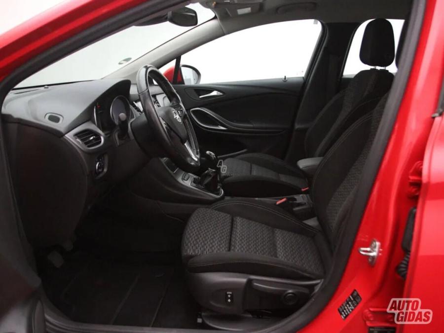 Red Opel Astra 2016 in Vilnius, with an engine capacity of 1.60 L and mileage of 293 thousand km for 5099 €, photo 5 on AUTOMOTO.COM.LV
