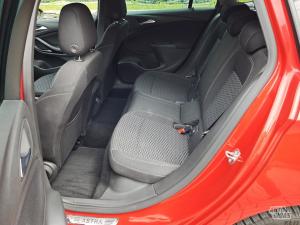 Red Opel Astra 2017 in Vilnius, with an engine capacity of 1.60 L and mileage of 221 thousand km for 5999 €, photo 32 on AUTOMOTO.COM.LV