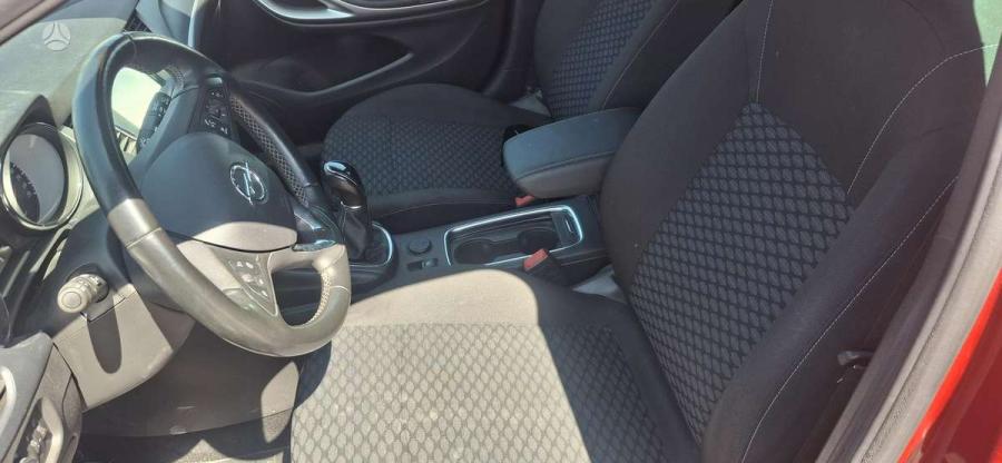 Red Opel Astra 2021 in Rokiskis, with an engine capacity of 1.20 L and mileage of 87 thousand km for 5950 €, photo 7 on AUTOMOTO.COM.LV