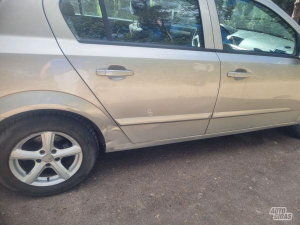 Opel Astra 2008 in Kaunas, with an engine capacity of 1.60 L and mileage of 205 thousand km for 1250 €, photo 3 on AUTOMOTO.COM.LV