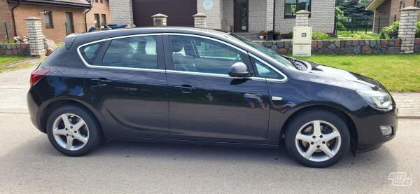 Opel Astra 2010 in Klaipeda, with an engine capacity of 1.70 L and mileage of 301 thousand km for 1950 €, photo 4 on AUTOMOTO.COM.LV