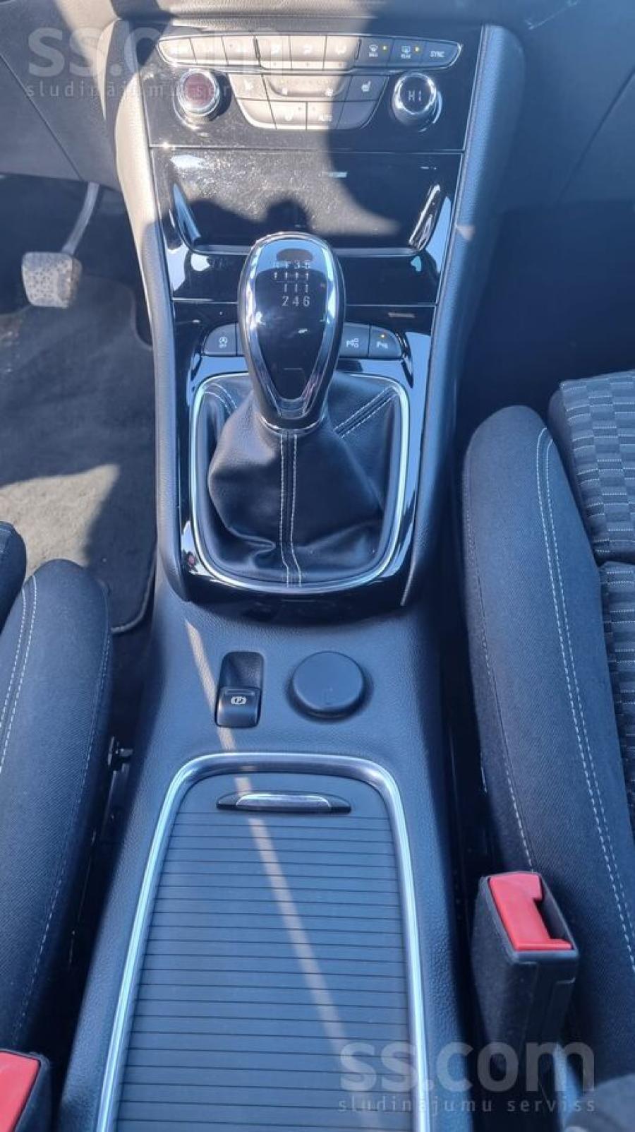 Opel Astra 2017 in Jelgava, with an engine capacity of 1.60 L and mileage of 147 thousand km for 7900 €, photo 11 on AUTOMOTO.COM.LV