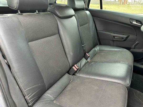 Opel Astra 2005 in Vilnius, with an engine capacity of 1.90 L and mileage of 300 thousand km for 350 €, photo 7 on AUTOMOTO.COM.LV