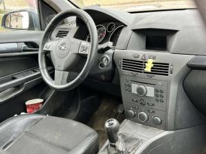 Opel Astra 2005 in Vilnius, with an engine capacity of 1.90 L and mileage of 300 thousand km for 350 €, photo 9 on AUTOMOTO.COM.LV