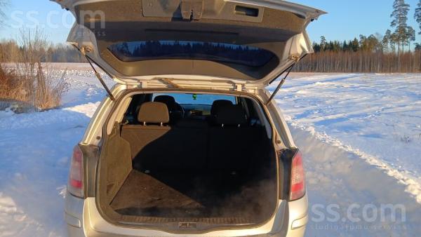 Opel Astra 2006 in Valka, with an engine capacity of 1.90 L and mileage of 299 thousand km for 950 €, photo 3 on AUTOMOTO.COM.LV