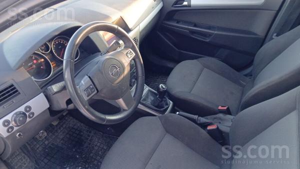 Opel Astra 2006 in Valka, with an engine capacity of 1.90 L and mileage of 299 thousand km for 950 €, photo 4 on AUTOMOTO.COM.LV