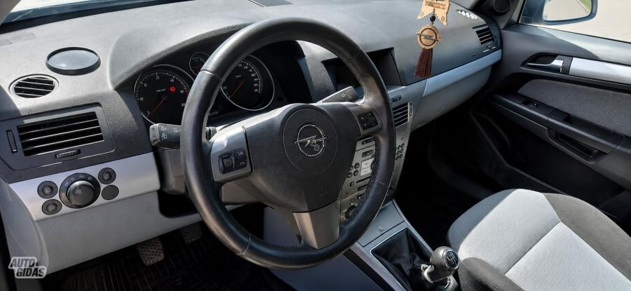 Opel Astra 2006 in Mazeikiai, with an engine capacity of 1.90 L and mileage of 269 thousand km for 1470 €, photo 8 on AUTOMOTO.COM.LV