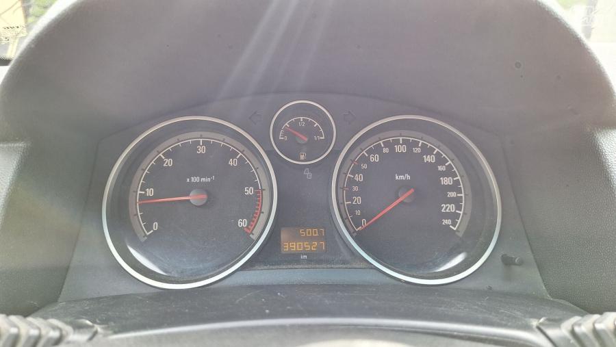 Opel Astra 2006 in Birzai, with an engine capacity of 1.90 L and mileage of 390 thousand km for 800 €, photo 7 on AUTOMOTO.COM.LV