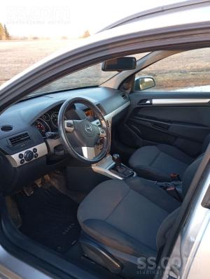 Opel Astra 2008 in Liepaja, with an engine capacity of 1.90 L and mileage of 313 thousand km for 1690 €, photo 4 on AUTOMOTO.COM.LV