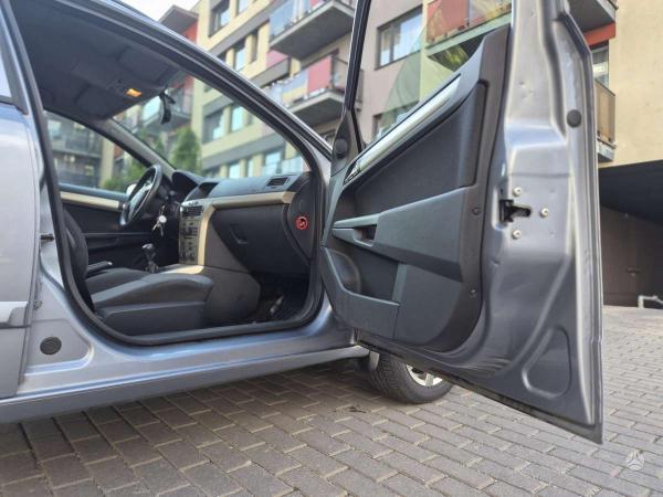 Opel Astra 2008 in Vilnius, with an engine capacity of 1.60 L and mileage of 190 thousand km for 1350 €, photo 11 on AUTOMOTO.COM.LV
