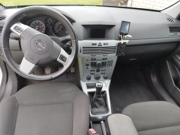 Opel Astra 2010 in Mazeikiai, with an engine capacity of 1.60 L and mileage of 245 thousand km for 1300 €, photo 5 on AUTOMOTO.COM.LV