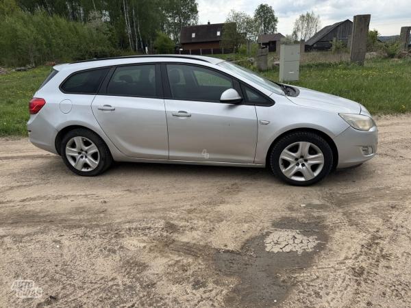 Opel Astra 2011 in Vilnius, with an engine capacity of 1.70 L and mileage of 272 thousand km for 1950 €, photo 4 on AUTOMOTO.COM.LV