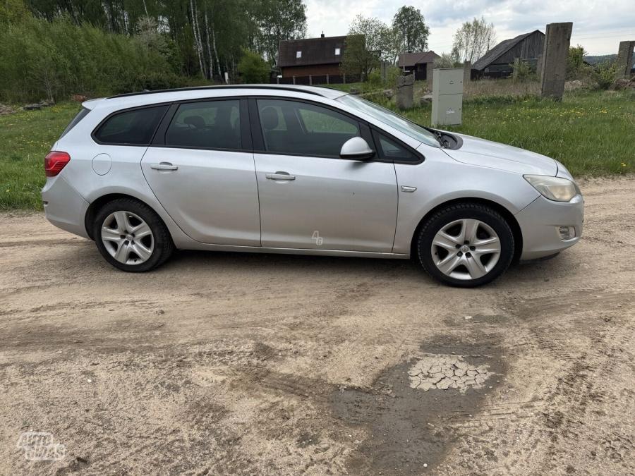 Opel Astra 2011 in Vilnius, with an engine capacity of 1.70 L and mileage of 272 thousand km for 1950 €, photo 5 on AUTOMOTO.COM.LV