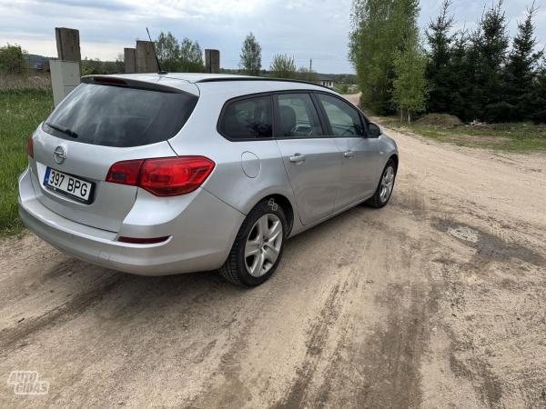 Opel Astra 2011 in Vilnius, with an engine capacity of 1.70 L and mileage of 272 thousand km for 1950 €, photo 5 on AUTOMOTO.COM.LV