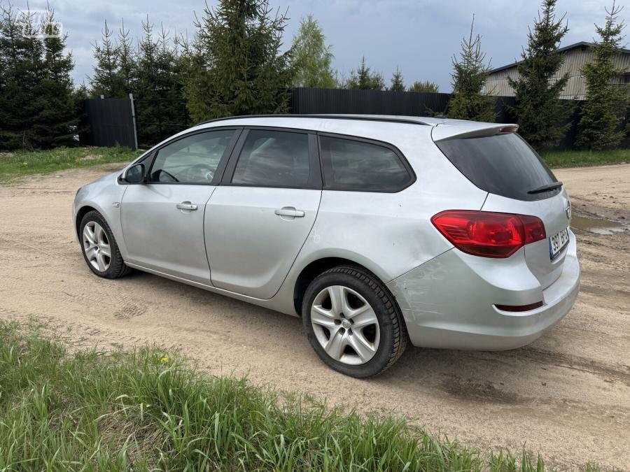 Opel Astra 2011 in Vilnius, with an engine capacity of 1.70 L and mileage of 272 thousand km for 1950 €, photo 7 on AUTOMOTO.COM.LV
