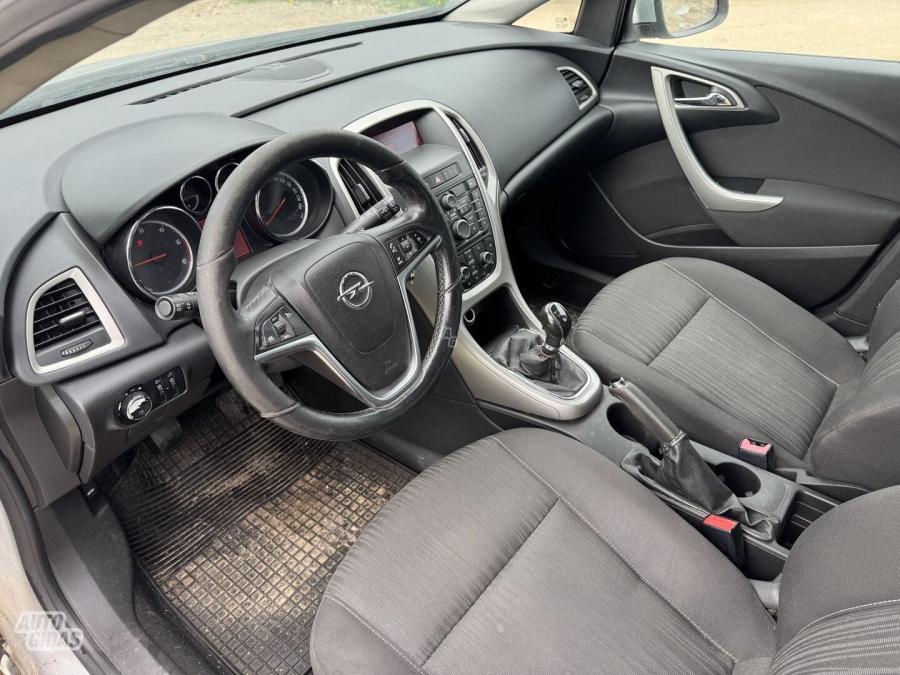 Opel Astra 2011 in Vilnius, with an engine capacity of 1.70 L and mileage of 272 thousand km for 1950 €, photo 10 on AUTOMOTO.COM.LV