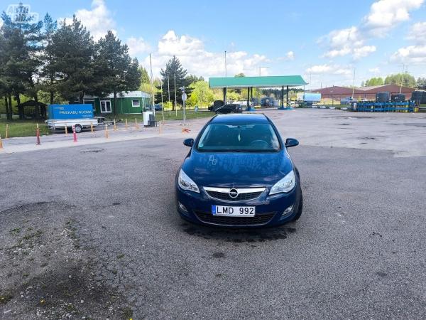 Opel Astra 2011 in Kaunas, with an engine capacity of 1.70 L and mileage of 30 thousand km for 1890 €, photo 1 on AUTOMOTO.COM.LV