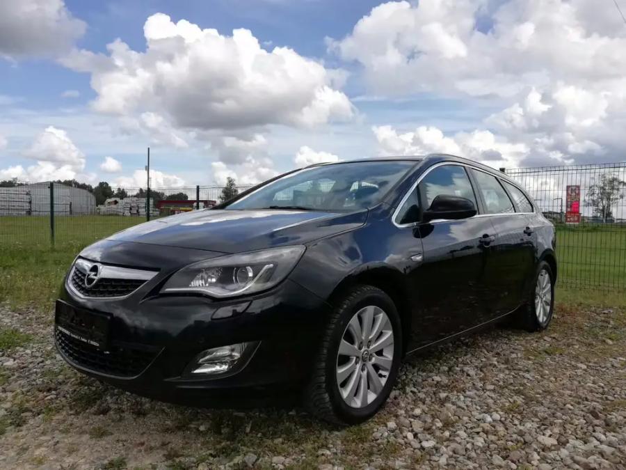 Opel Astra 2011 in Saldus, with an engine capacity of 2.00 L and mileage of 233 thousand km for 4990 €, photo 1 on AUTOMOTO.COM.LV