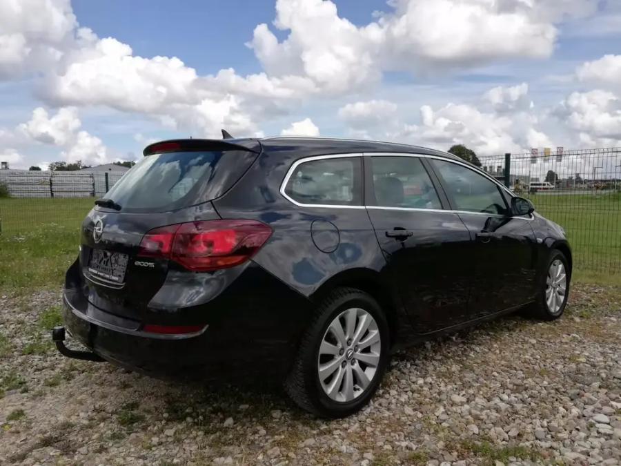 Opel Astra 2011 in Saldus, with an engine capacity of 2.00 L and mileage of 233 thousand km for 4990 €, photo 3 on AUTOMOTO.COM.LV
