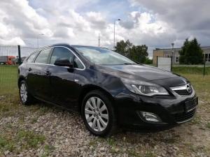 Opel Astra 2011 in Saldus, with an engine capacity of 2.00 L and mileage of 233 thousand km for 4990 €, photo 4 on AUTOMOTO.COM.LV