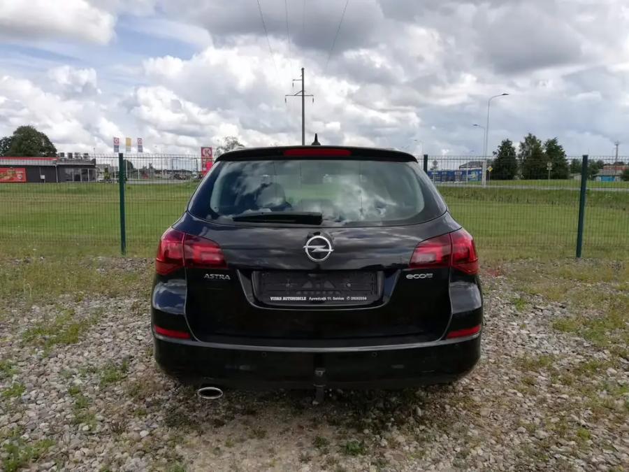 Opel Astra 2011 in Saldus, with an engine capacity of 2.00 L and mileage of 233 thousand km for 4990 €, photo 7 on AUTOMOTO.COM.LV