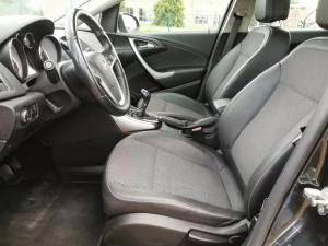 Opel Astra 2011 in Saldus, with an engine capacity of 2.00 L and mileage of 233 thousand km for 4990 €, photo 8 on AUTOMOTO.COM.LV