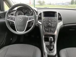 Opel Astra 2011 in Saldus, with an engine capacity of 2.00 L and mileage of 233 thousand km for 4990 €, photo 9 on AUTOMOTO.COM.LV