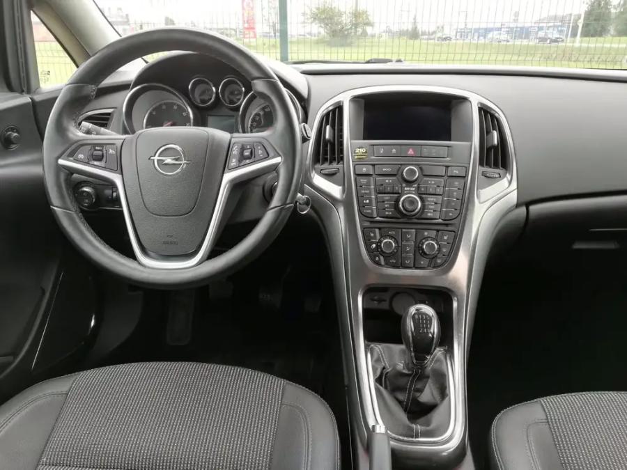 Opel Astra 2011 in Saldus, with an engine capacity of 2.00 L and mileage of 233 thousand km for 4990 €, photo 9 on AUTOMOTO.COM.LV