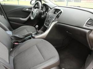 Opel Astra 2011 in Saldus, with an engine capacity of 2.00 L and mileage of 233 thousand km for 4990 €, photo 10 on AUTOMOTO.COM.LV