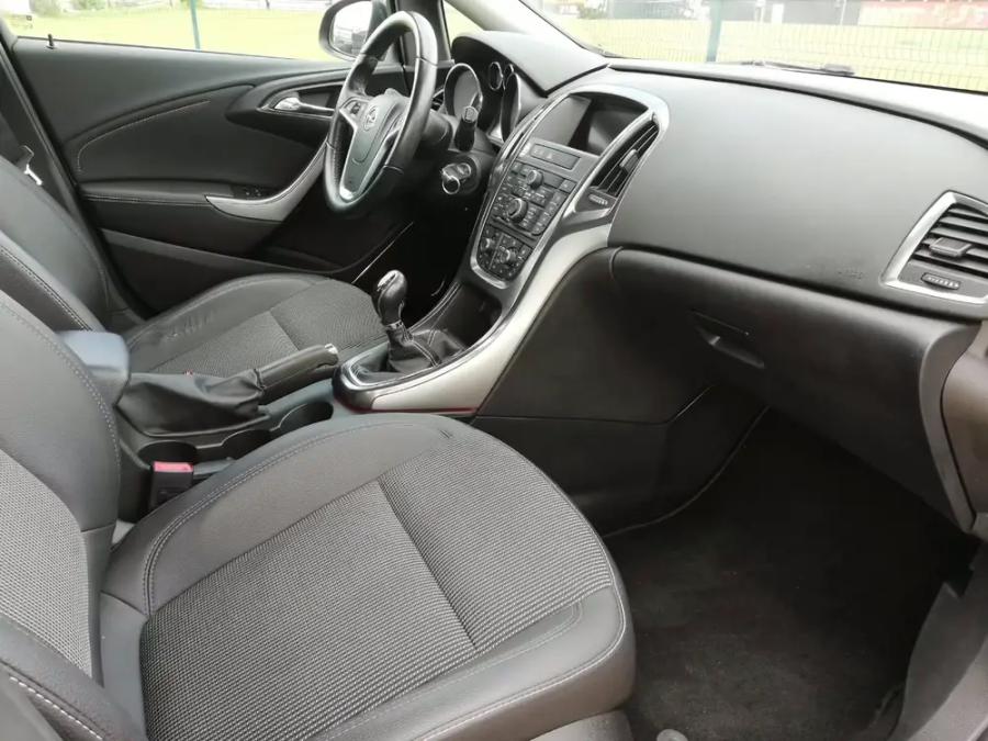 Opel Astra 2011 in Saldus, with an engine capacity of 2.00 L and mileage of 233 thousand km for 4990 €, photo 10 on AUTOMOTO.COM.LV